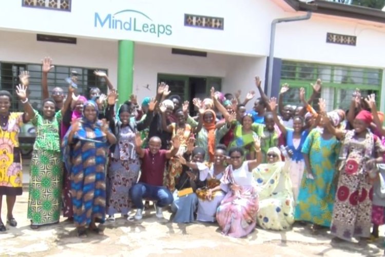 Ababyeyi bafashwa n'umuryango MindLeaps barashishikarizwa kurushaho ...