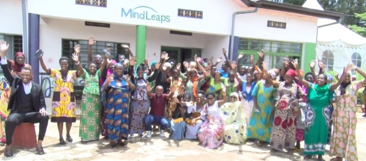 Ababyeyi bafashwa n'umuryango MindLeaps barashishikarizwa kurushaho ...