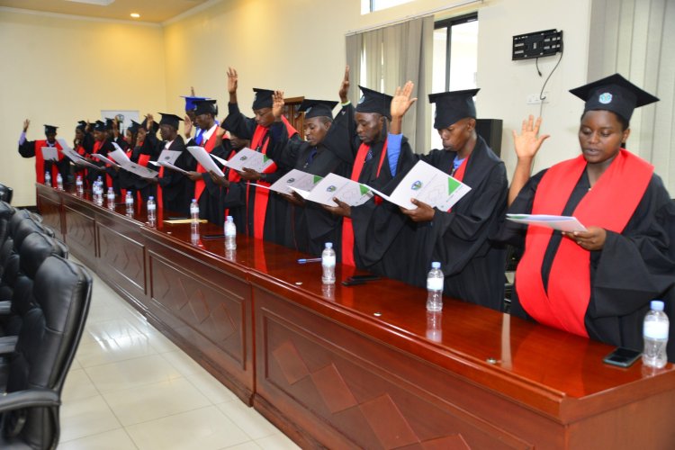 Abasoje kaminuza bize ubuvuzi bw'amatungo barahiriye kwinjira mu rugaga ...