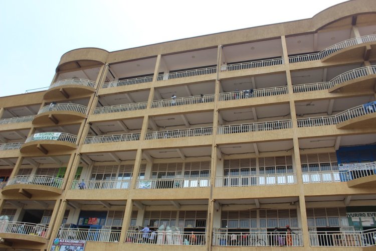 Abakorera n’abahahira mu isoko Inkundamahoro barinubira umwanda ...