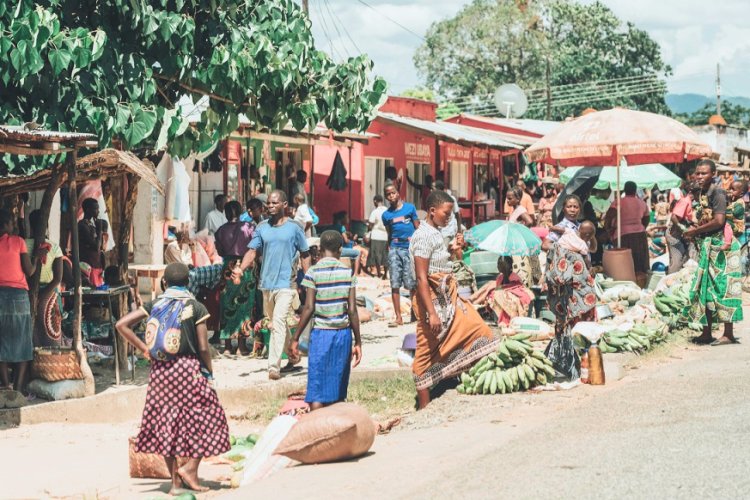 Abaturage mu bukene n'inzara nyuma yo kugabanyirizwa inkunga z’amahanga ...