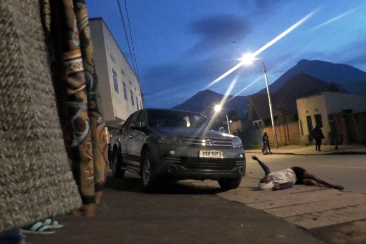 Umugore w'imyaka 45 wakoraga uburaya yasanzwe ku muhanda yapfuye ...