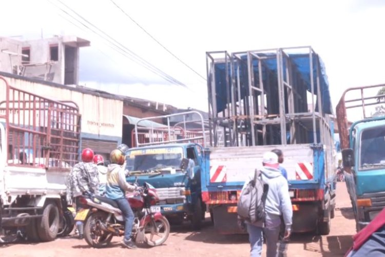 Abashoferi batwara imodoka z'imizigo barinubira amande bacibwa na ...